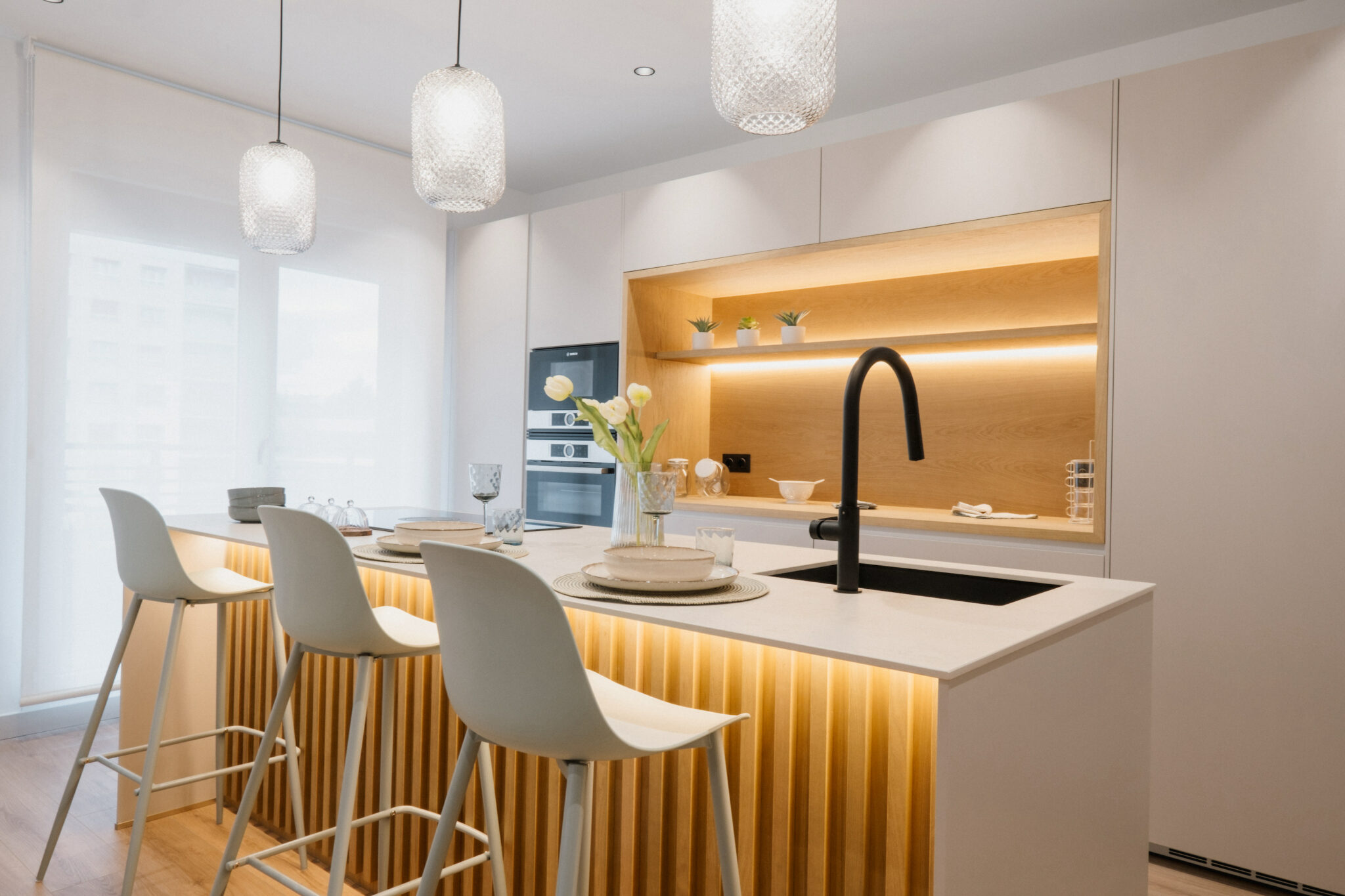 PISO Totalmente REFORMADO por John Te Lo Busca y Cocina Moderna con ...