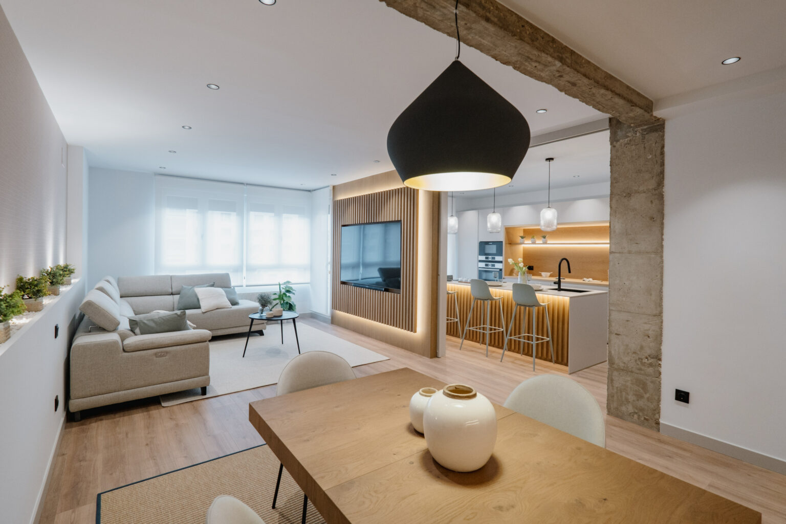 PISO Totalmente REFORMADO por John Te Lo Busca y Cocina Moderna con Isla Cocinas CJR | Cocinas ...