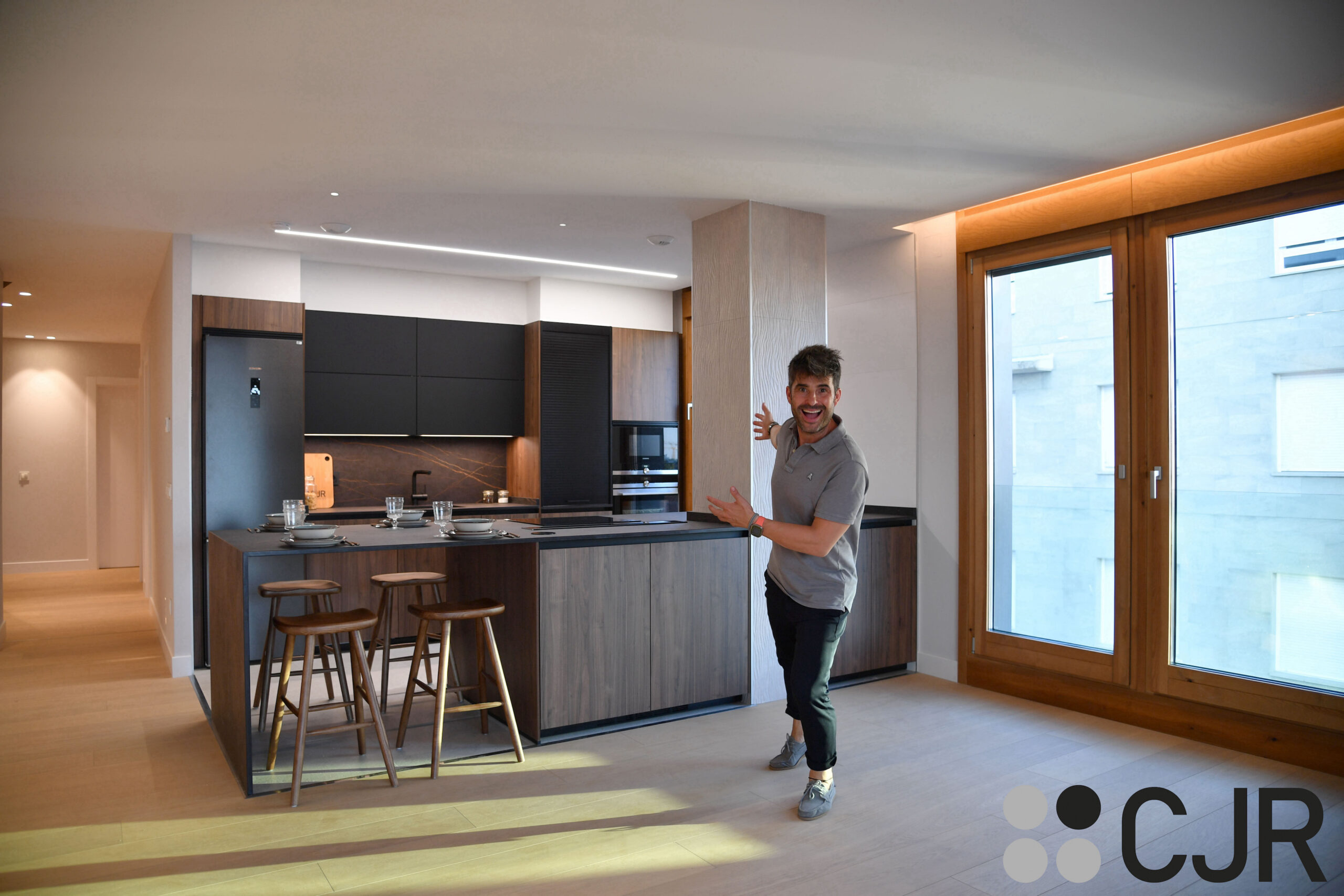 Cocina abierta madera y negra con peninsula CJR | Cocinas CJR Santos