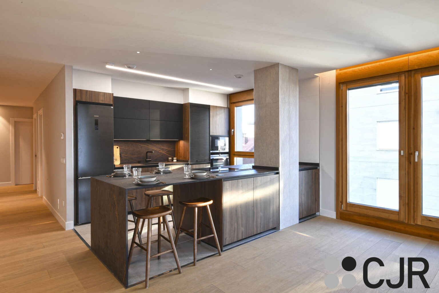 Cocina abierta madera y negra con peninsula CJR | Cocinas CJR Santos