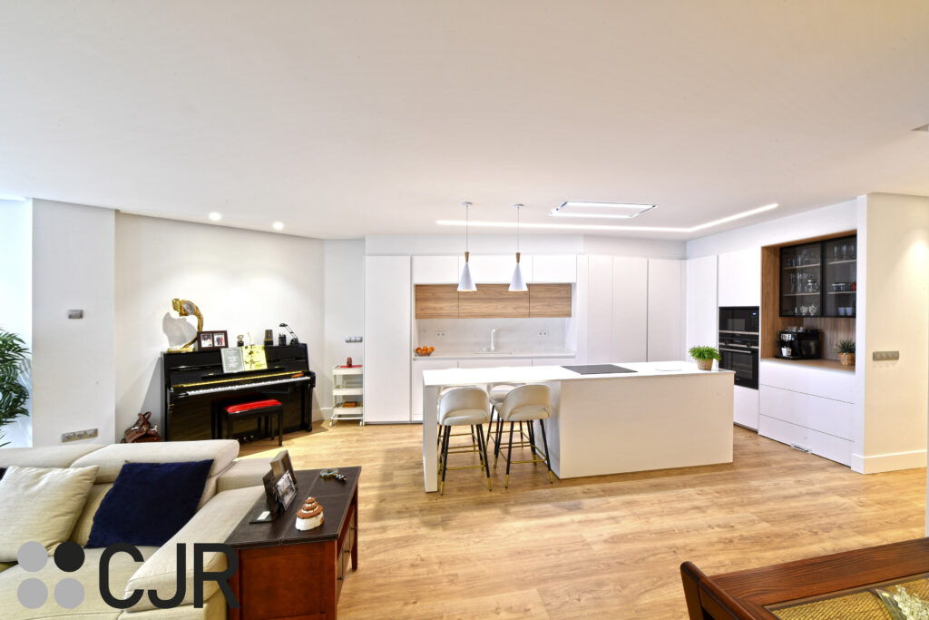 Cocina blanca y madera abierta al salon con isla Cocinas CJR | Cocinas ...