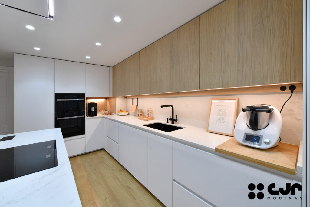 Cocinas blancas y madera abiertas al salon con isla Cocinas CJR | Cocinas CJR Santos