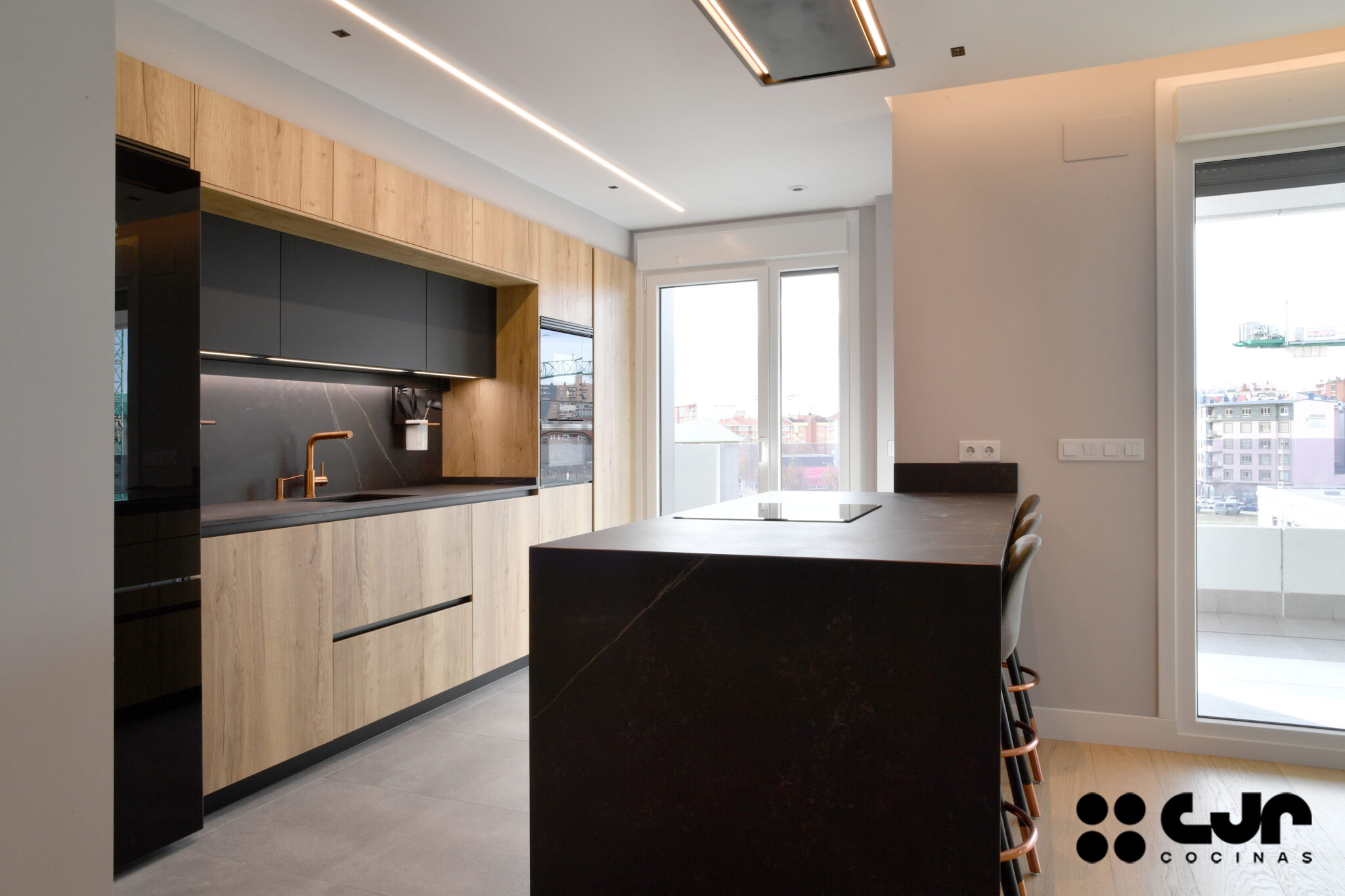 Cocinas en madera y negro con peninsula abiertas Cocinas cjr | Cocinas ...