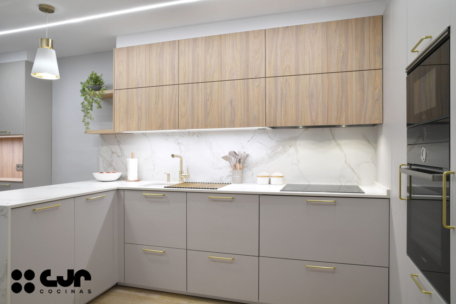Cocina cashmere y madera en L con península Cocinas CJR | Cocinas CJR ...