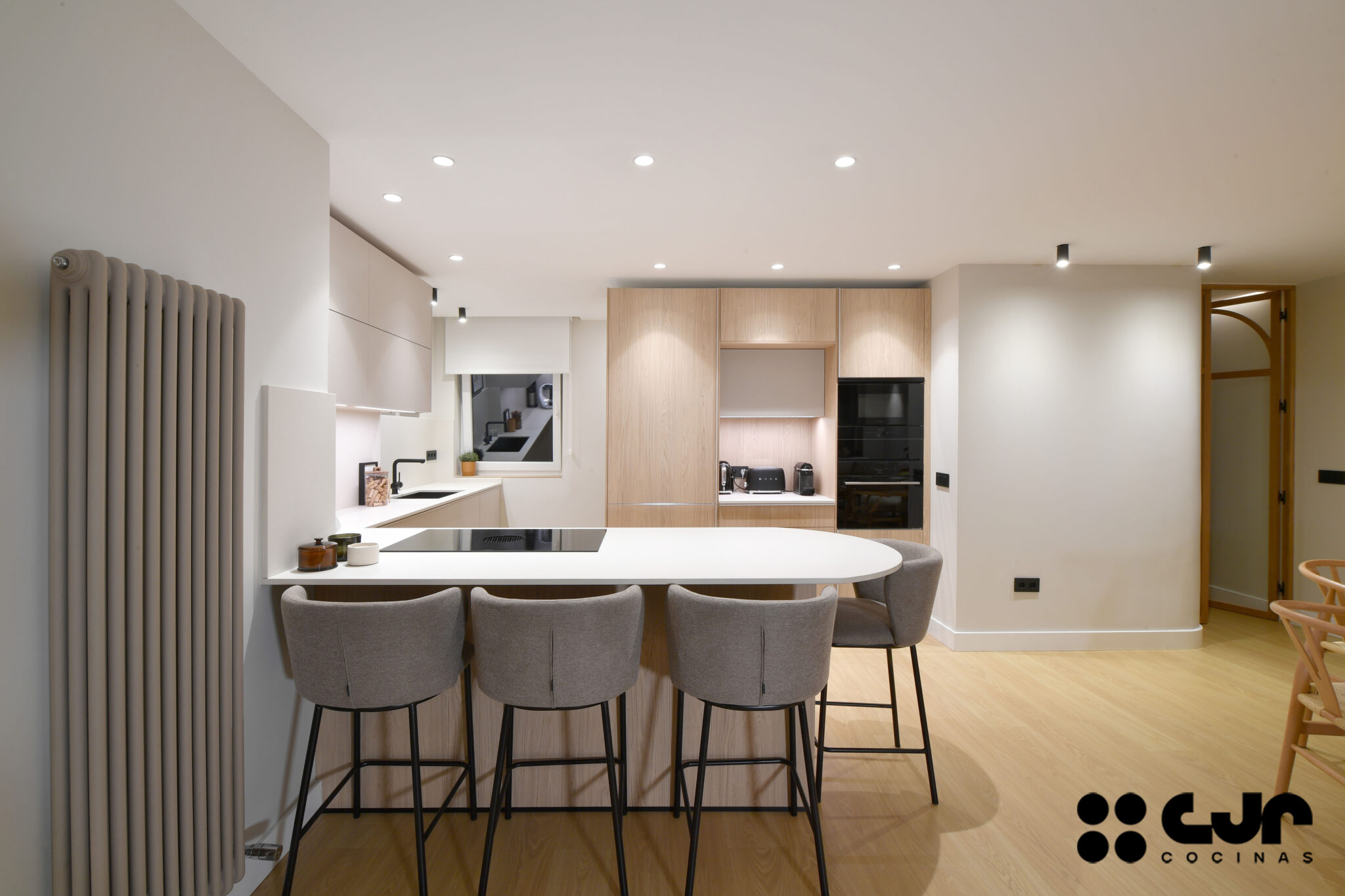 Cocina abierta al salon con peninsula y lavanderia oculta Cocinas CJR ...