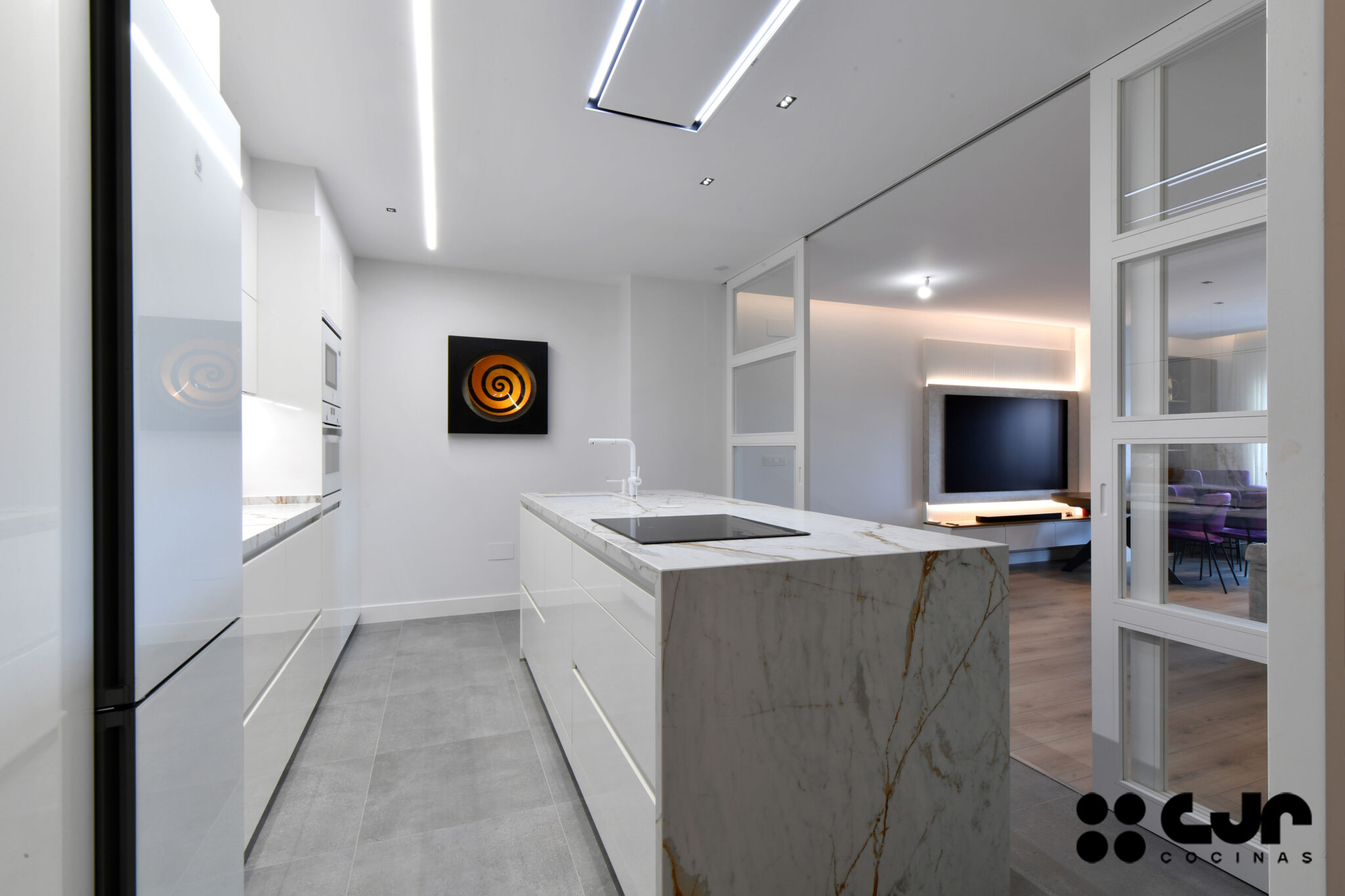 Cocina blanco brillo y madera con isla semiabierta Cocinas CJR | Cocinas CJR Santos