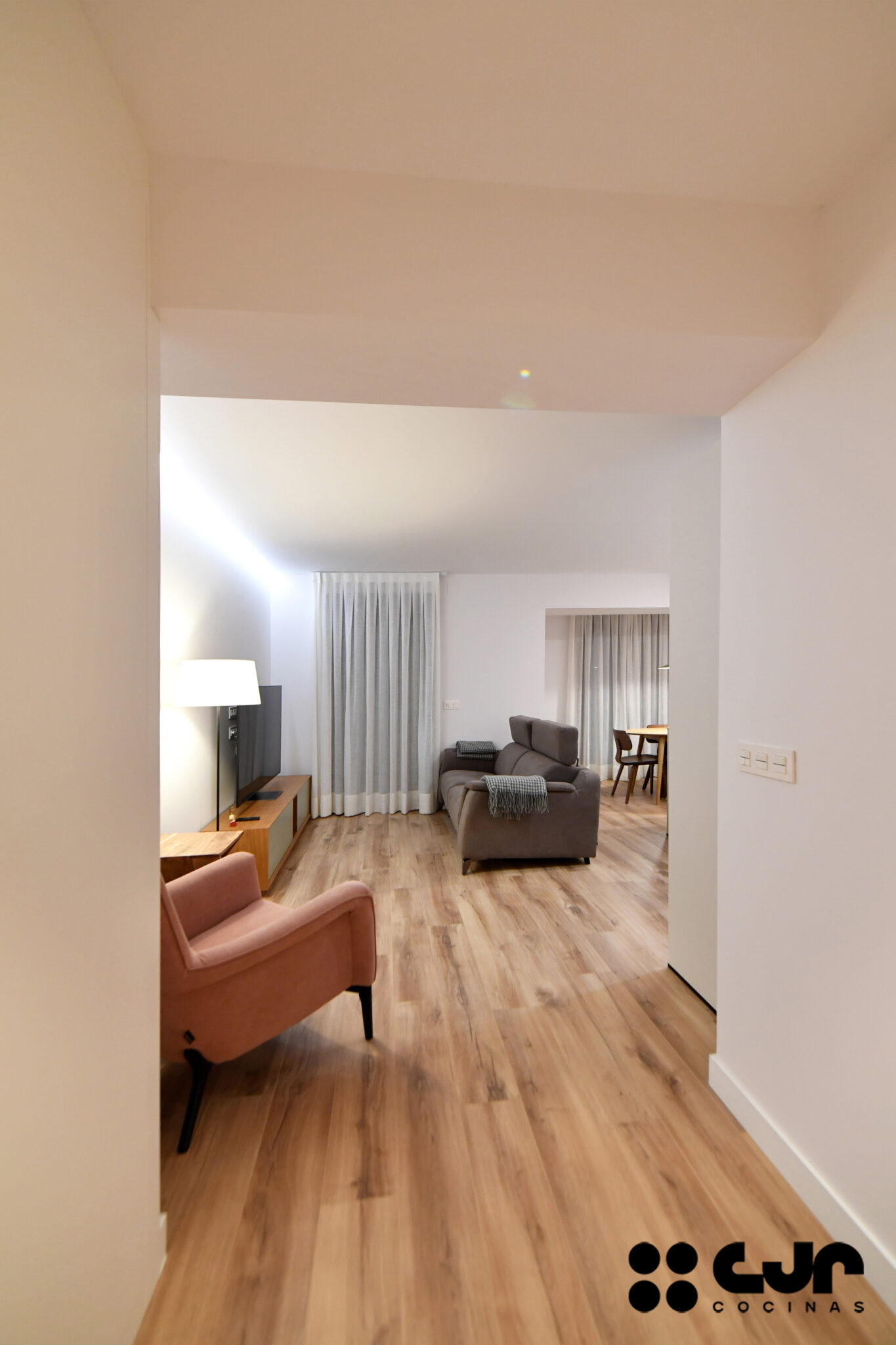 Cocina blanca y madera con peninsula Cocinas CJR | Cocinas CJR Santos