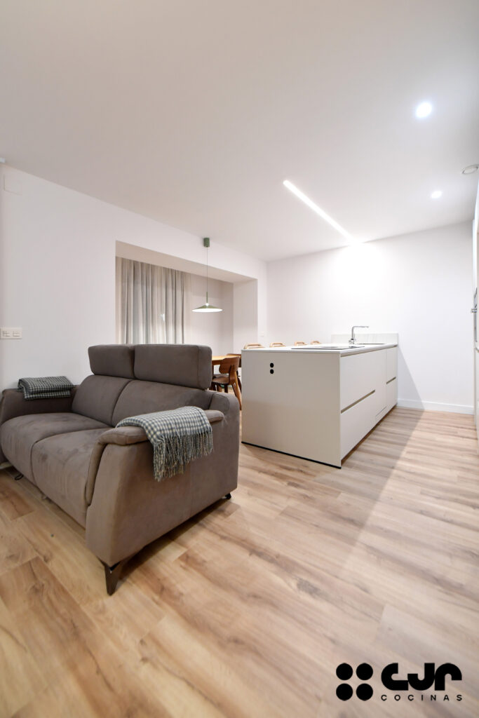 Cocina blanca y madera con peninsula Cocinas CJR | Cocinas CJR Santos