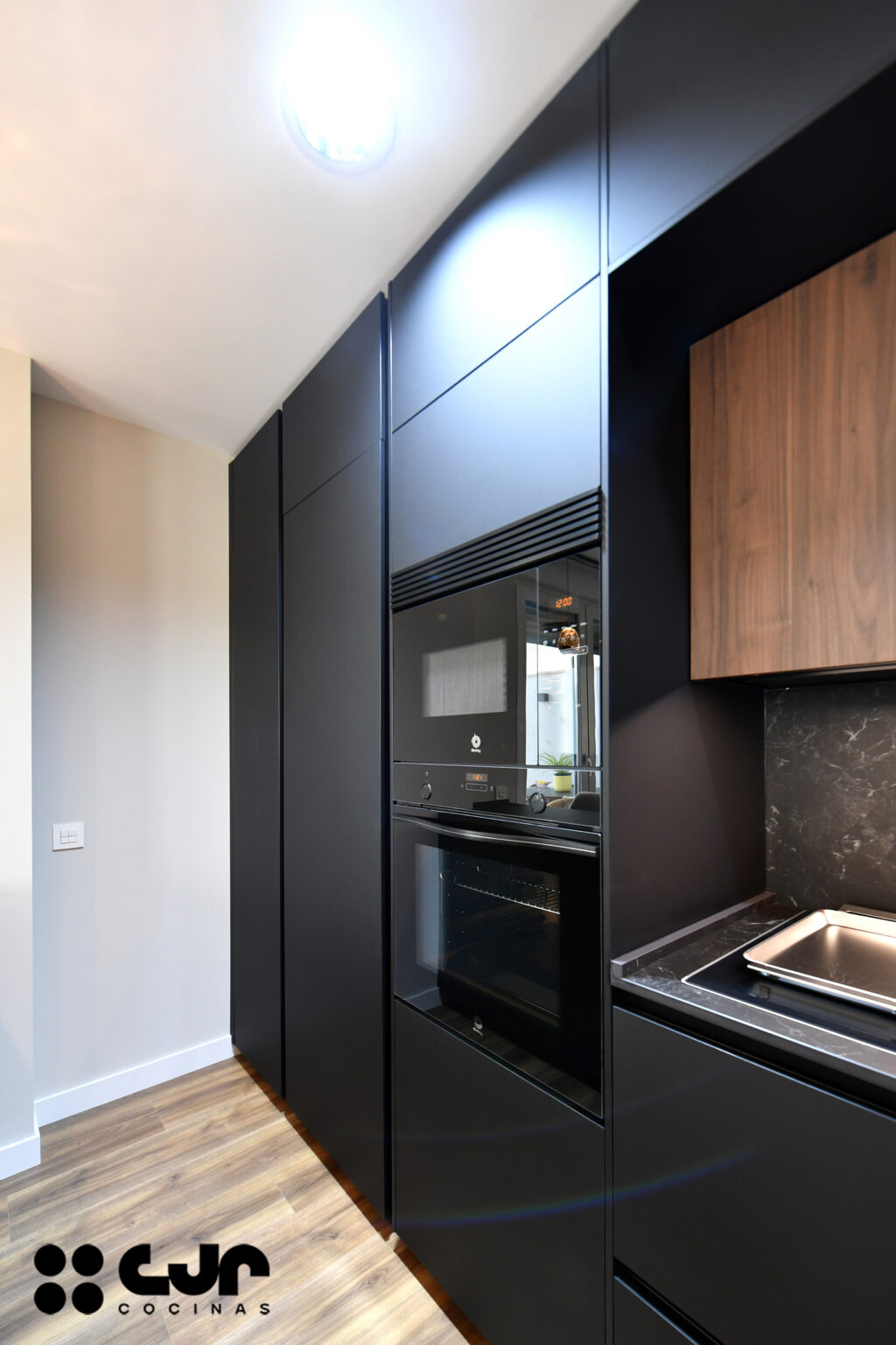 Cocina negra y madera abierta con peninsula Cocinas CJR | Cocinas CJR ...