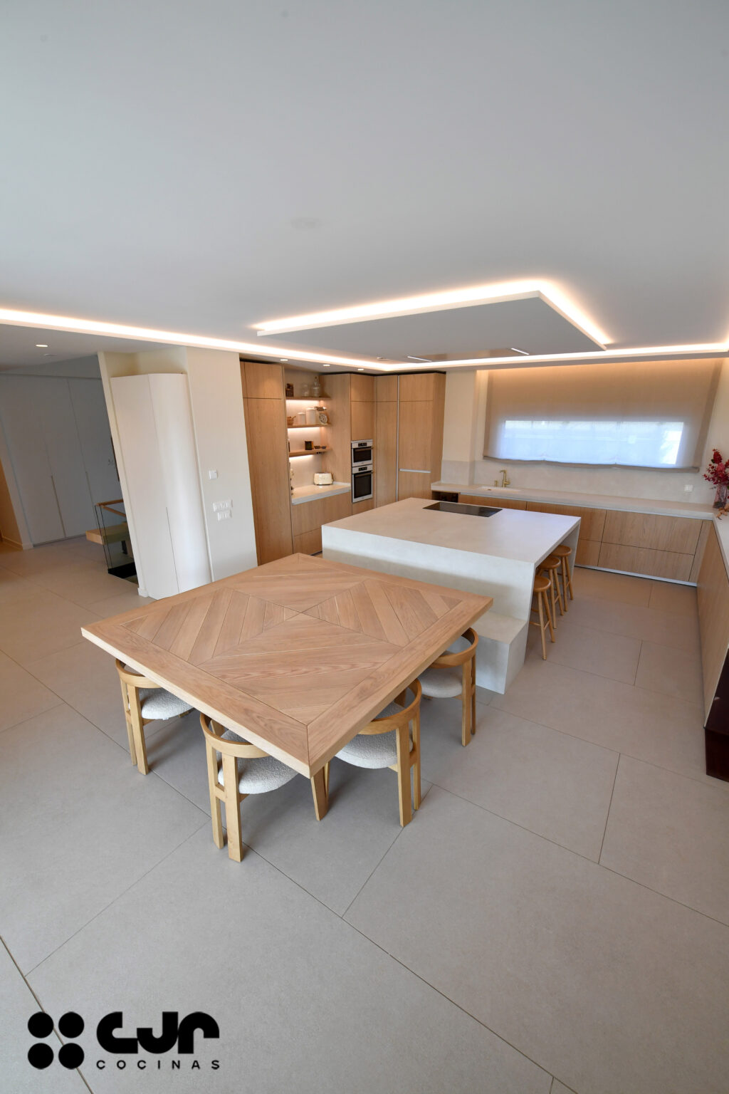 Cocina en madera grande con isla Dekton Sandik Cocinas CJR | Cocinas ...