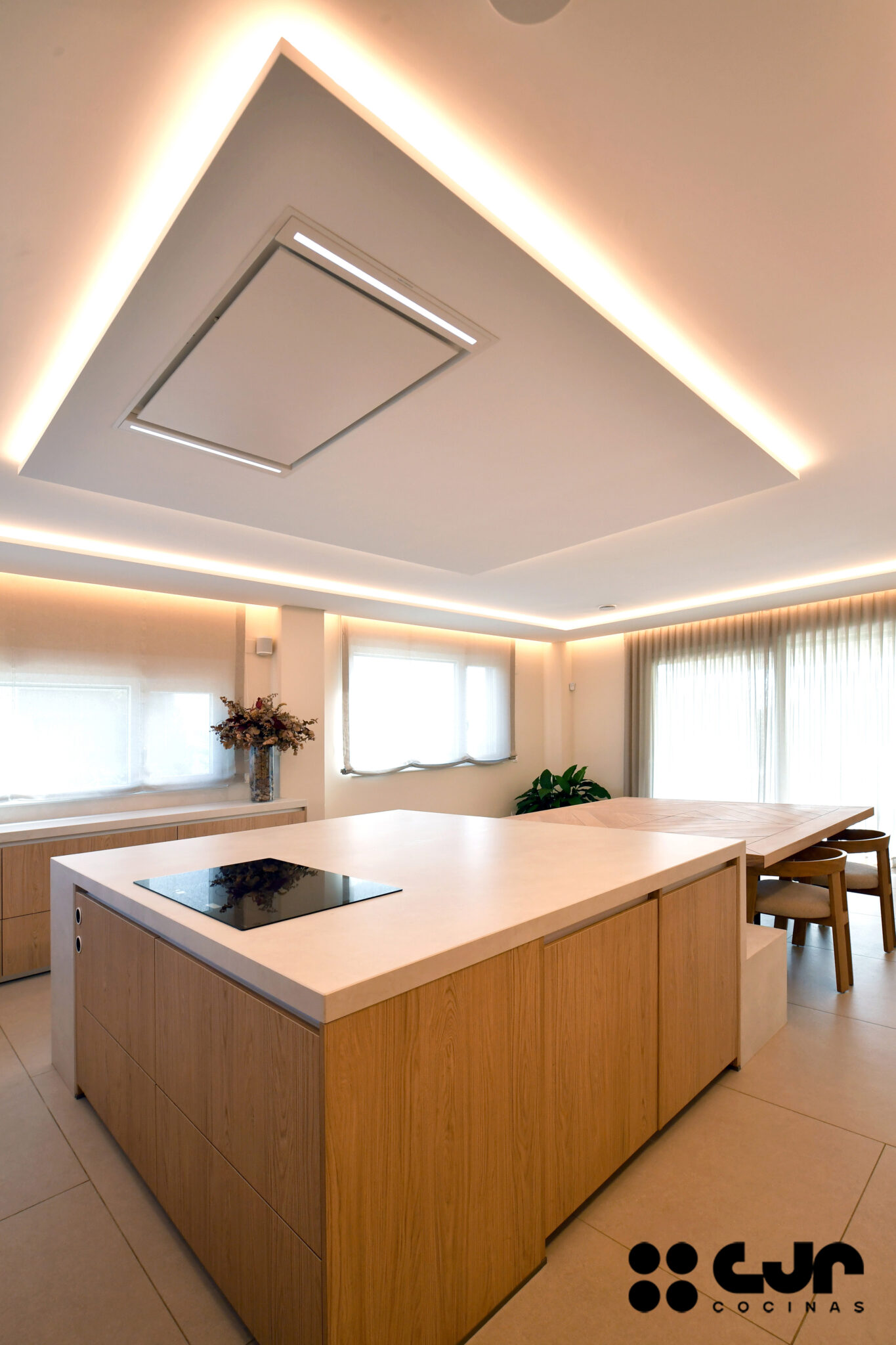 Cocina en madera grande con isla Dekton Sandik Cocinas CJR | Cocinas ...