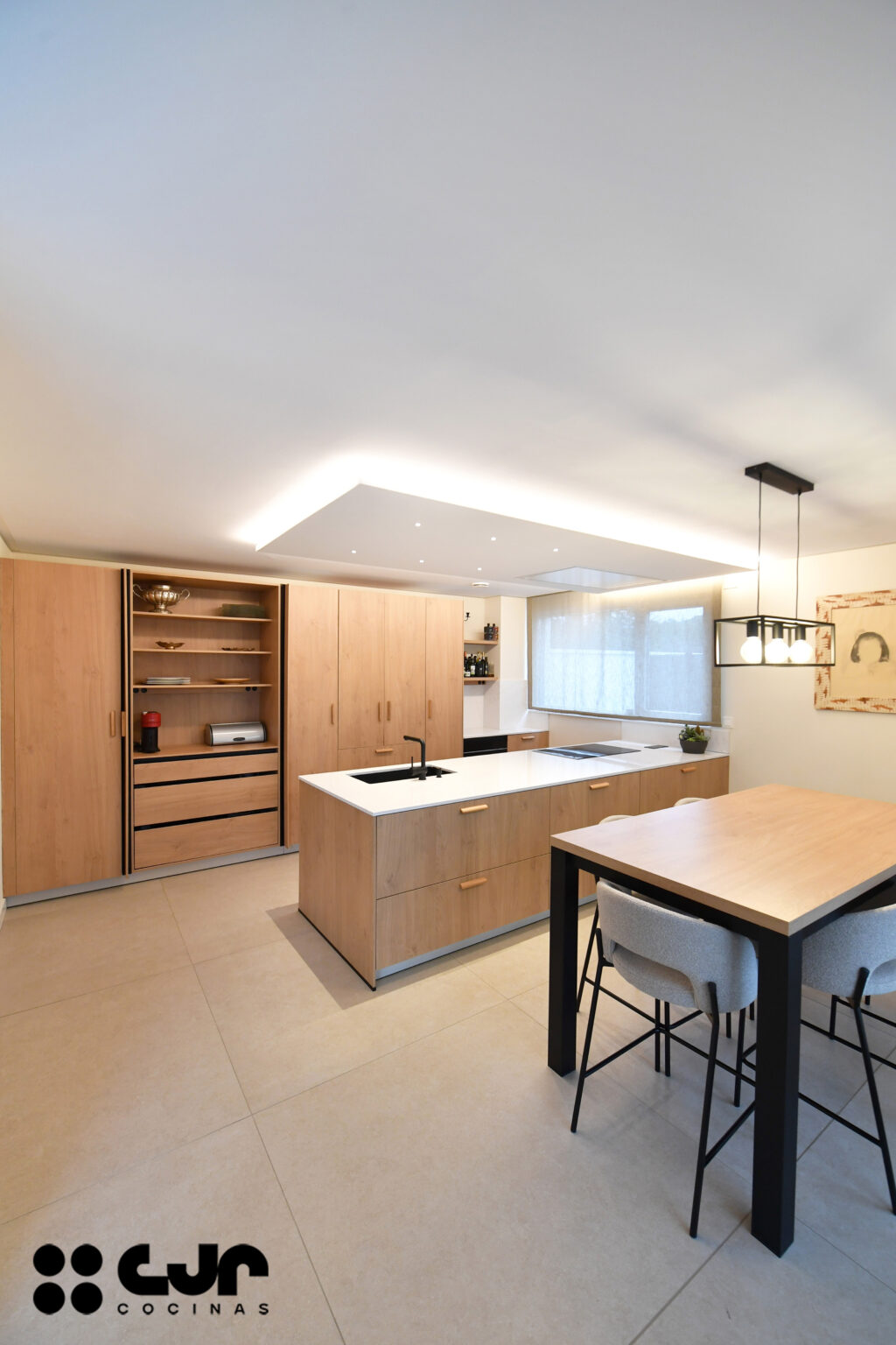Cocina en madera moderna con peninsula y barra Cocinas CJR | Cocinas ...