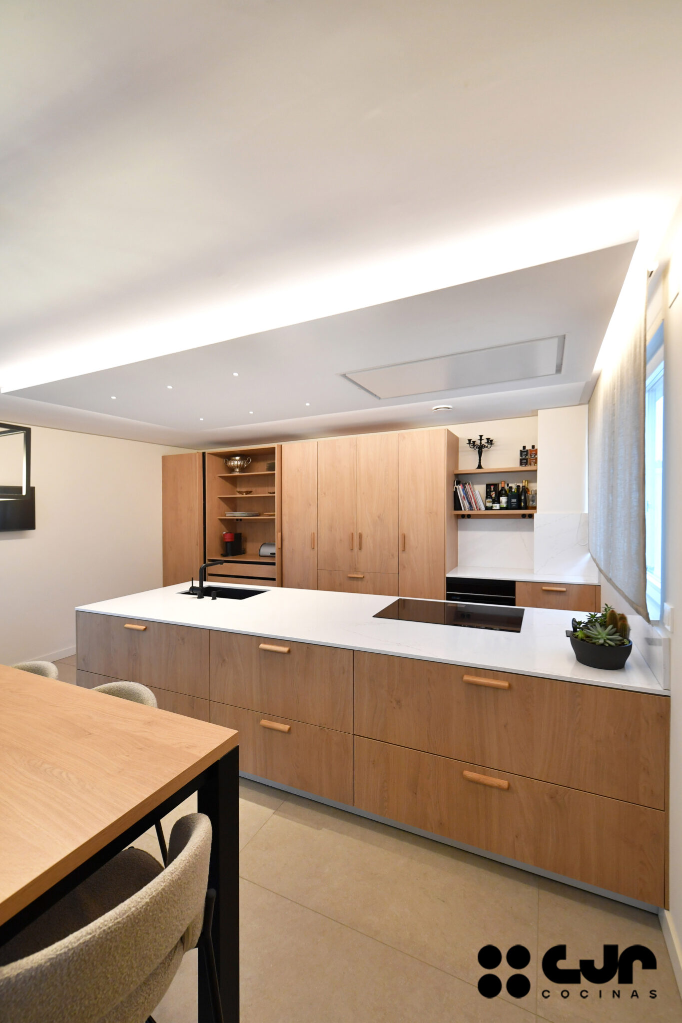 Cocina en madera moderna con peninsula y barra Cocinas CJR | Cocinas ...