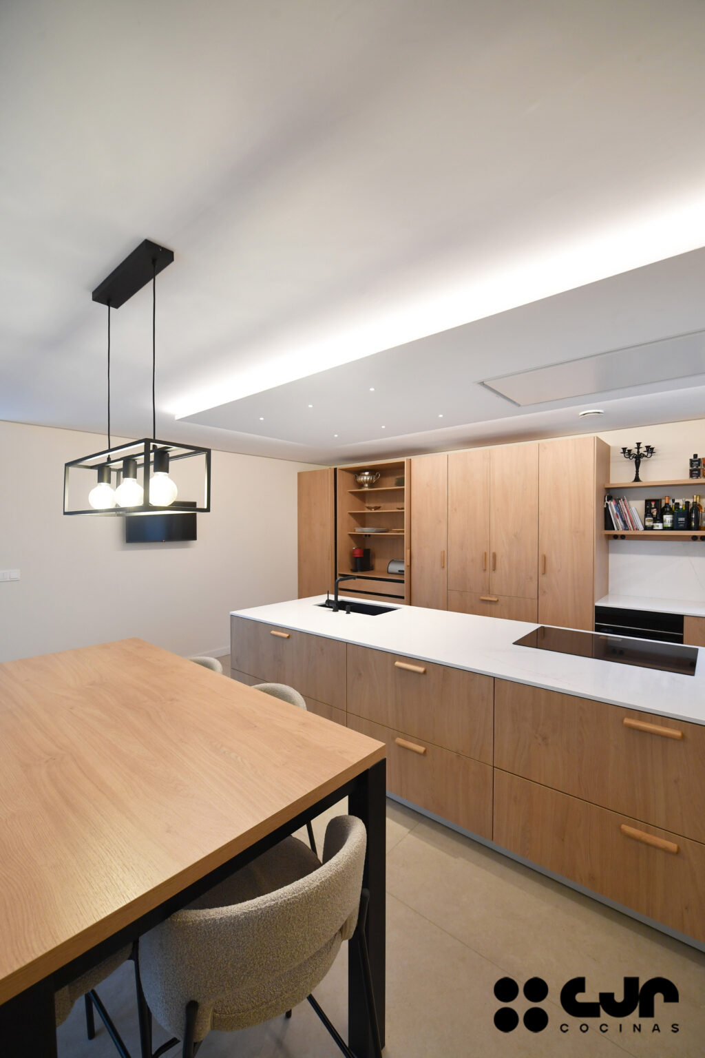 Cocina en madera moderna con peninsula y barra Cocinas CJR | Cocinas ...
